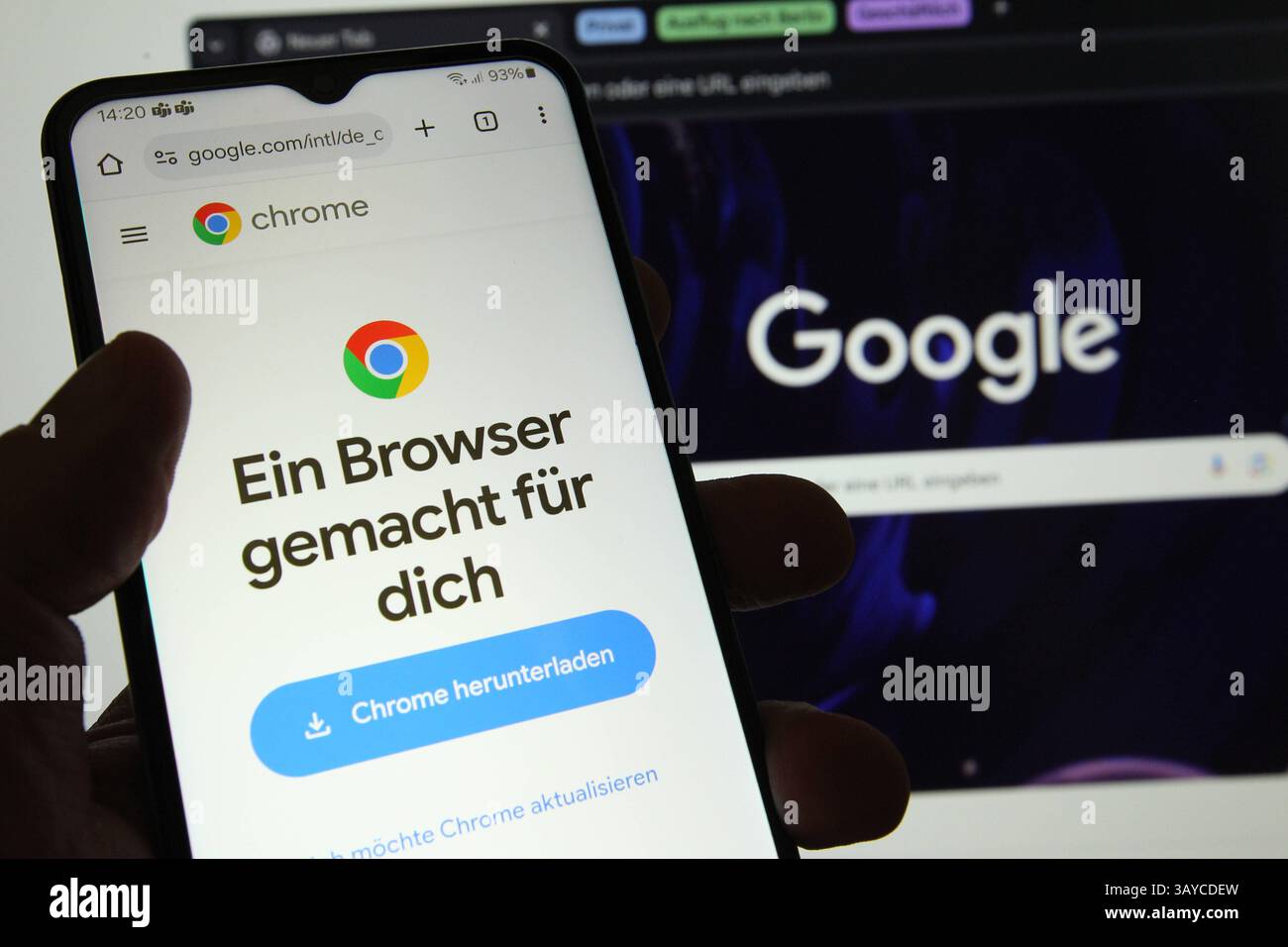 Auf einem Laptop wurde der Webbrowser Google Chroome mit der Suchmaschine Google geöffnet. Davor ...