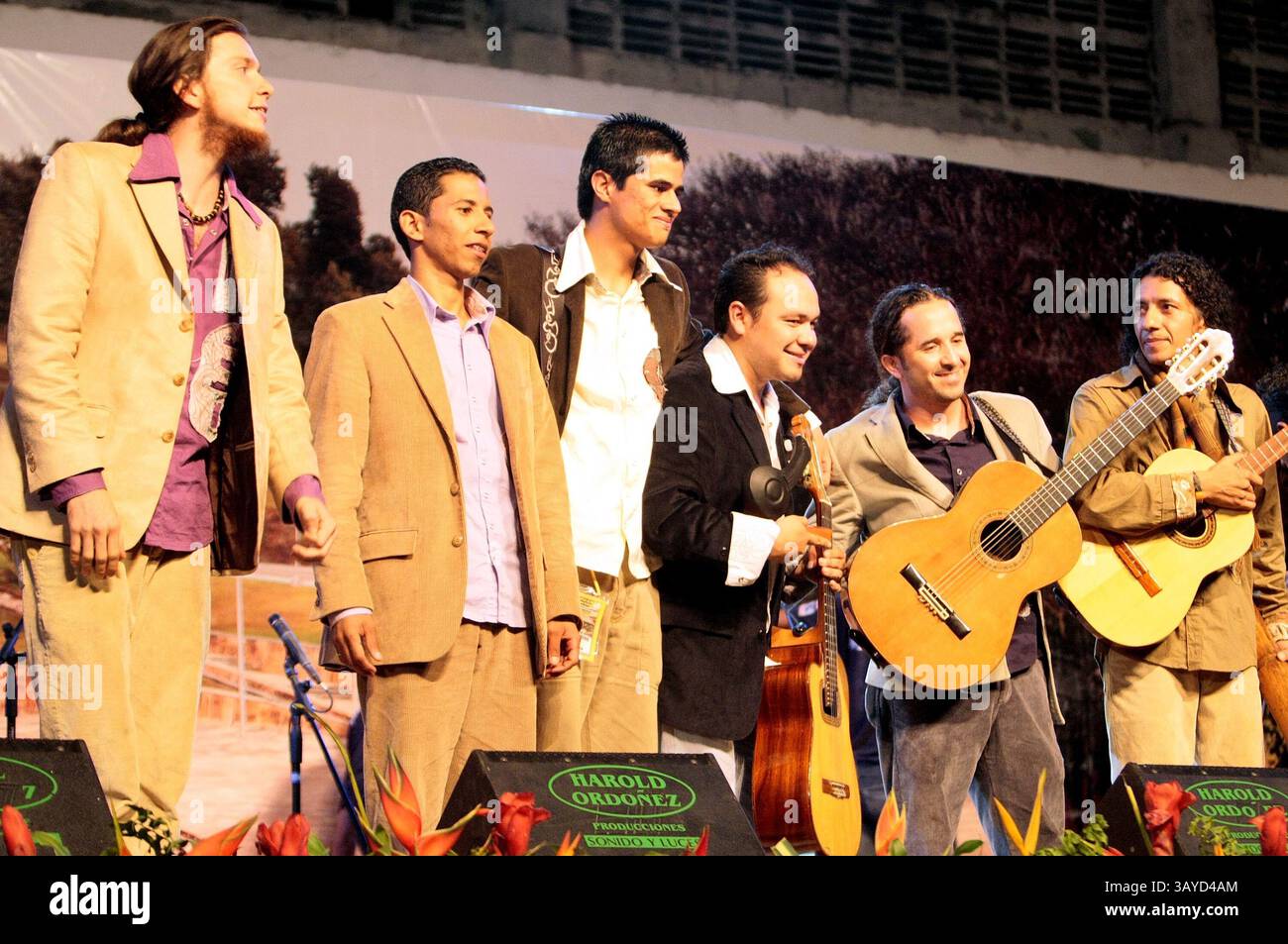 Bajo y guitarra hi-res stock photography and images - Alamy