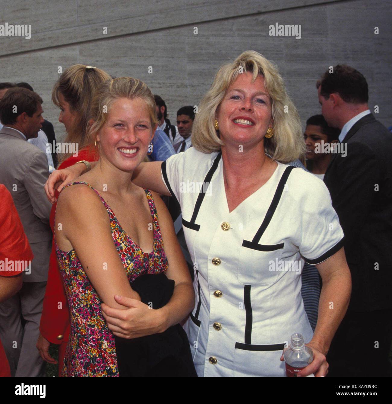 Aug. 27, 1992 - TIPPER GORE AKA Mary Elizabeth Aitcheson.WITH DAUGHTER ...