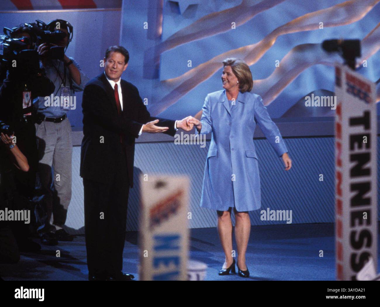 Aug. 17, 2000 - AL GORE WITH WIFE TIPPER GORE AKA Mary Elizabeth ...