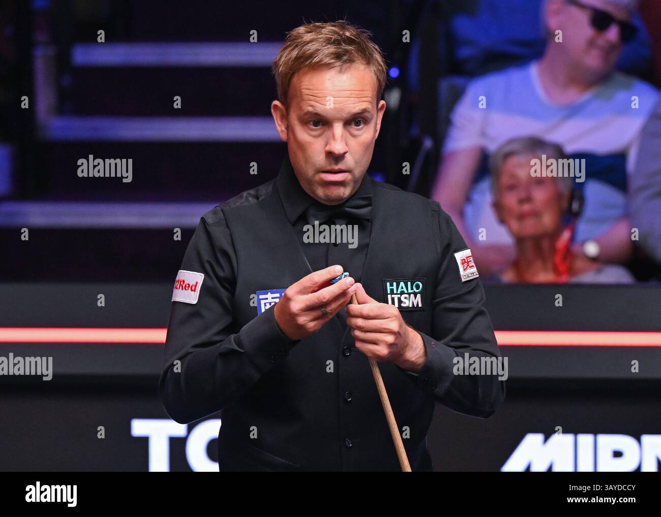 Sheffield, UK. 22nd Apr, 2025. Ali Carter chalks his cue during his ...