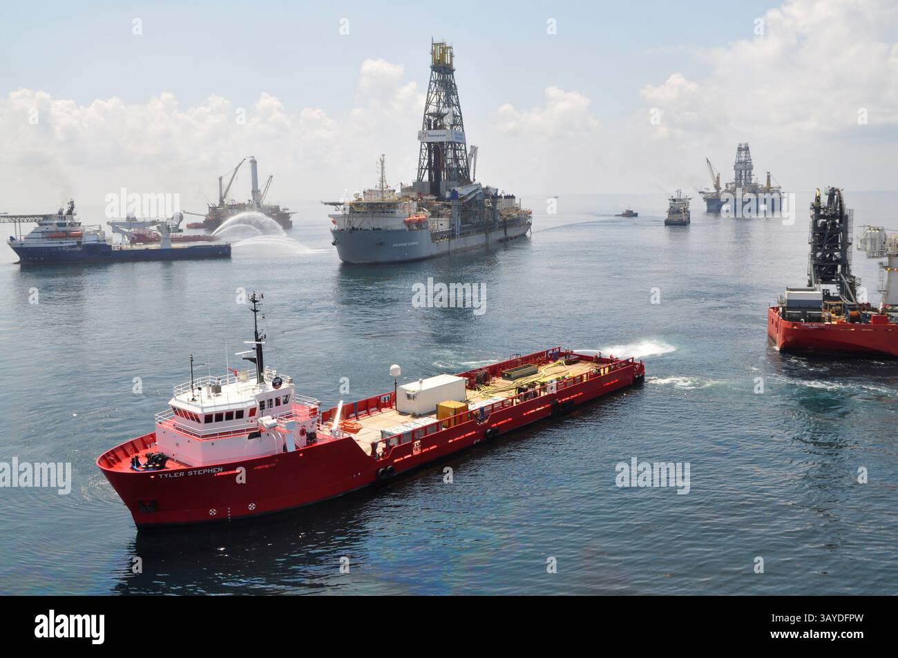 Jun 15, 2010 - Gulf of Mexico, U.S. - Ships and drilling rigs surround ...