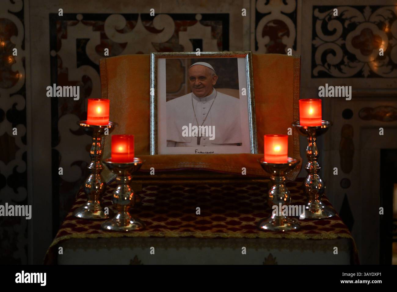 ITA: Pope Francis Dies At Easter Faithful pray for Pope Francis at the ...