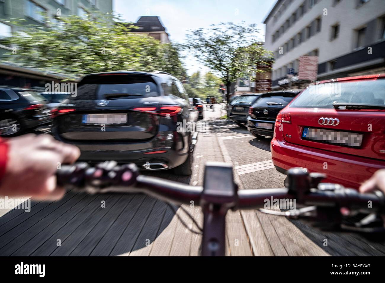 PKW überholt Radfahrer ohne großen Abstand, Radfahren in der Stadt ...