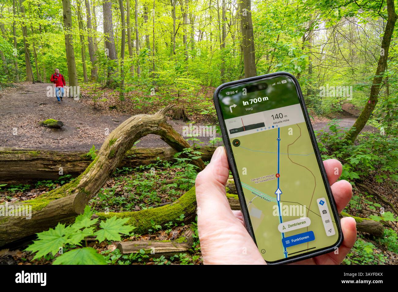 Symbolbild Wandern mit Smartphone und Wander-App, Navigation auf ...
