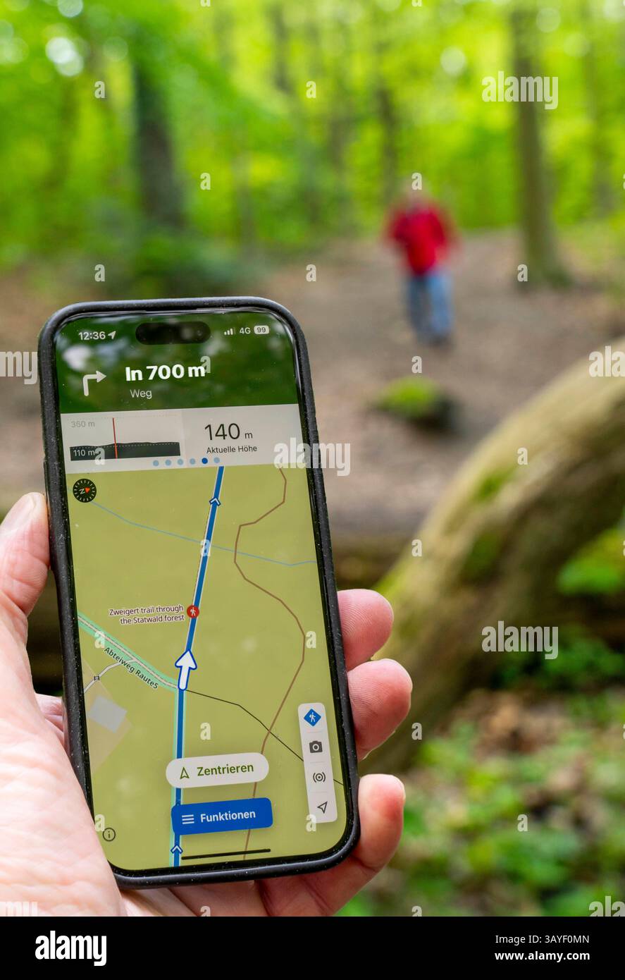 Symbolbild Wandern mit Smartphone und Wander-App, Navigation auf ...