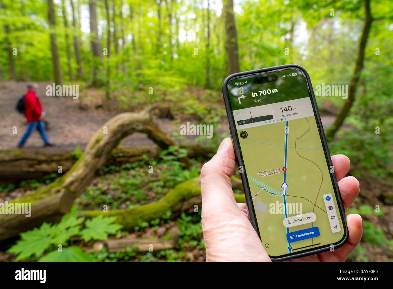 Symbolbild Wandern mit Smartphone und Wander-App, Navigation auf ...