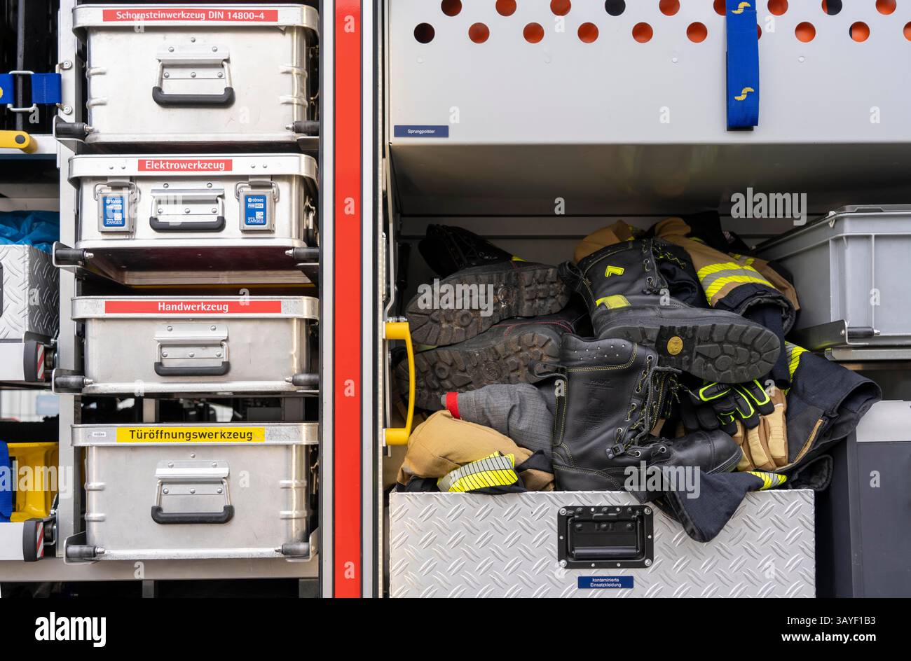 Fire engine, HLF, auxiliary fire engine, fire engine with additional ...