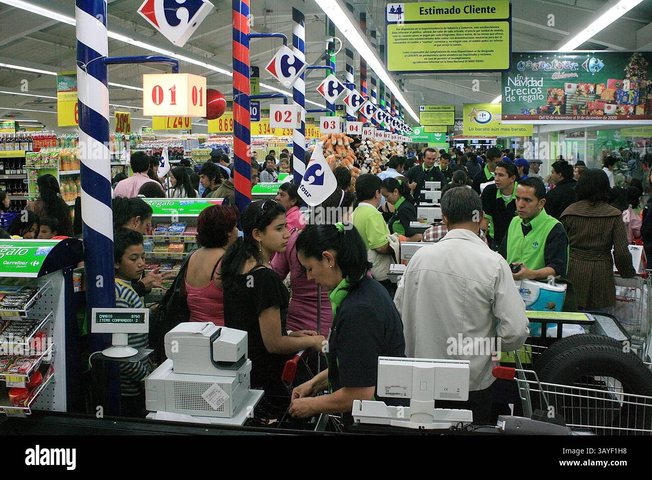 Centro comercial cerca hi-res stock photography and images - Alamy