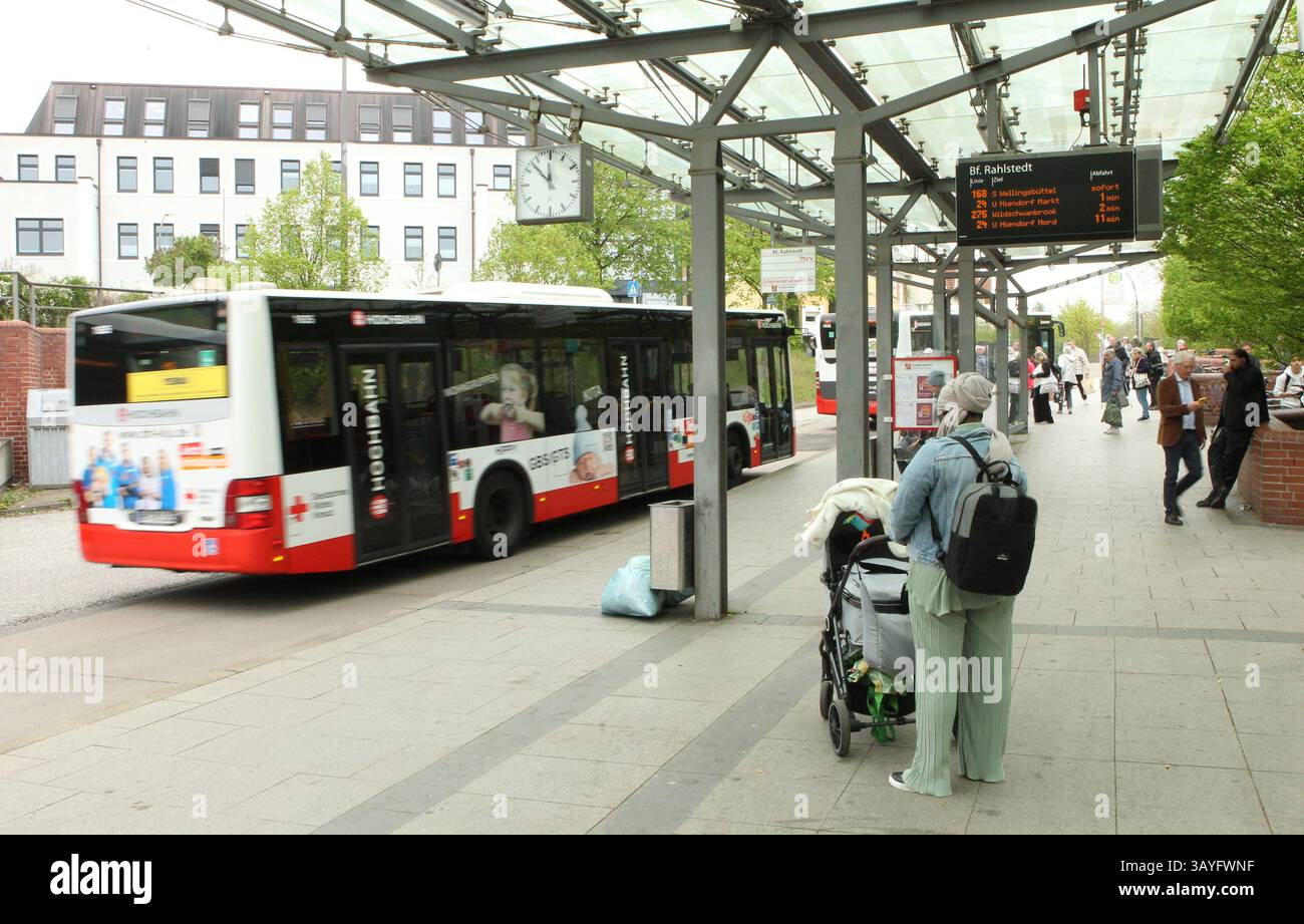 Abfahrtsbereich in der Busanlage Rahlstedt. Rahlstedt Hamburg ...