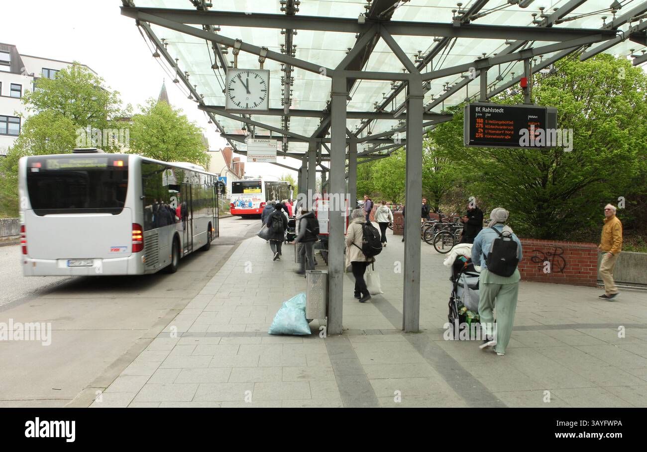 Abfahrtsbereich in der Busanlage Rahlstedt. Rahlstedt Hamburg ...