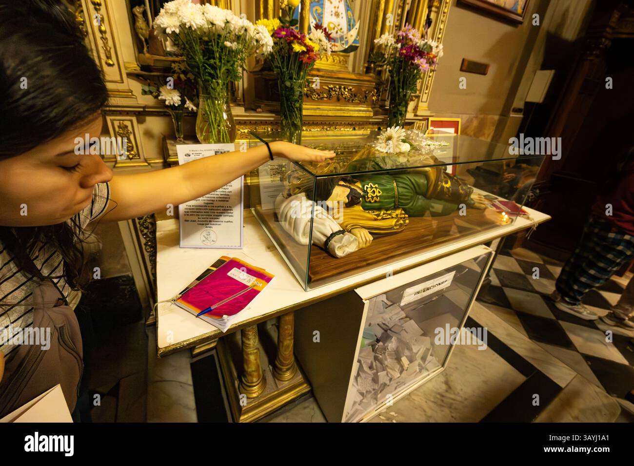 Buenos Aires, Argentina. 21st Apr, 2025. A young woman places her hand ...