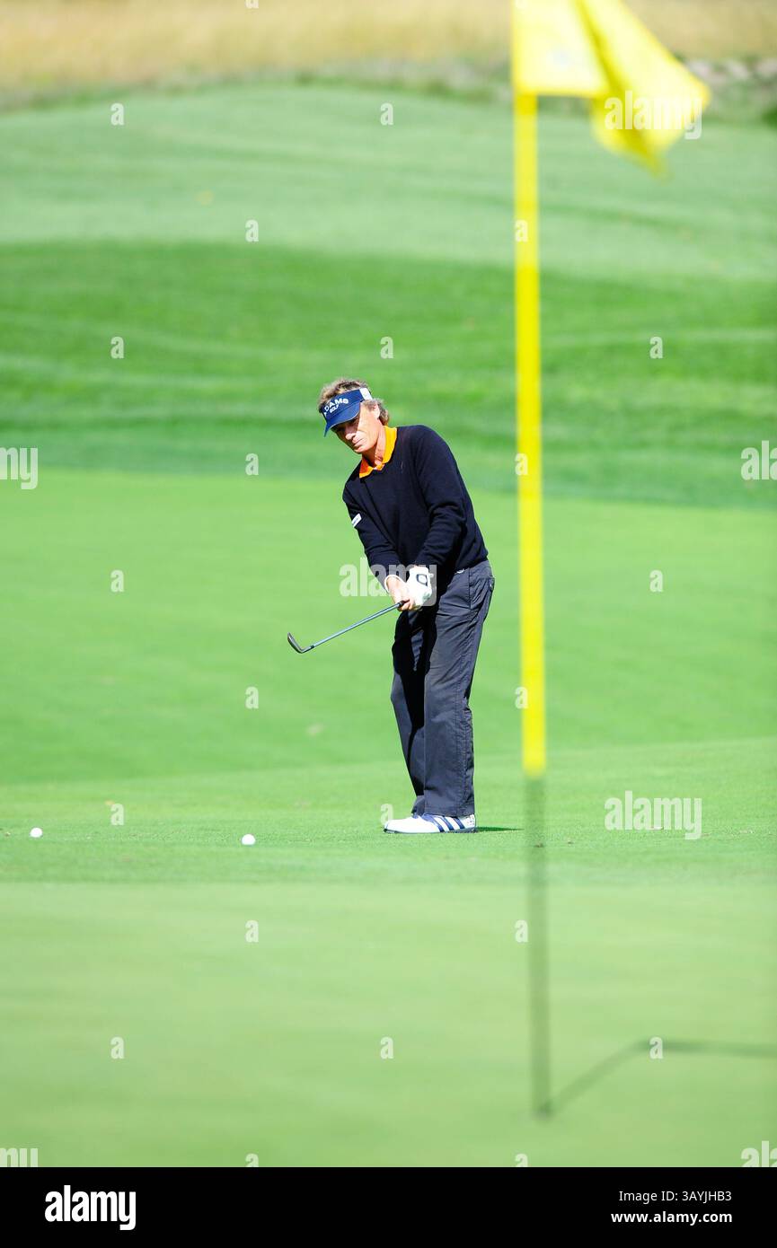 Bernhard langer chips to the green hi-res stock photography and images ...