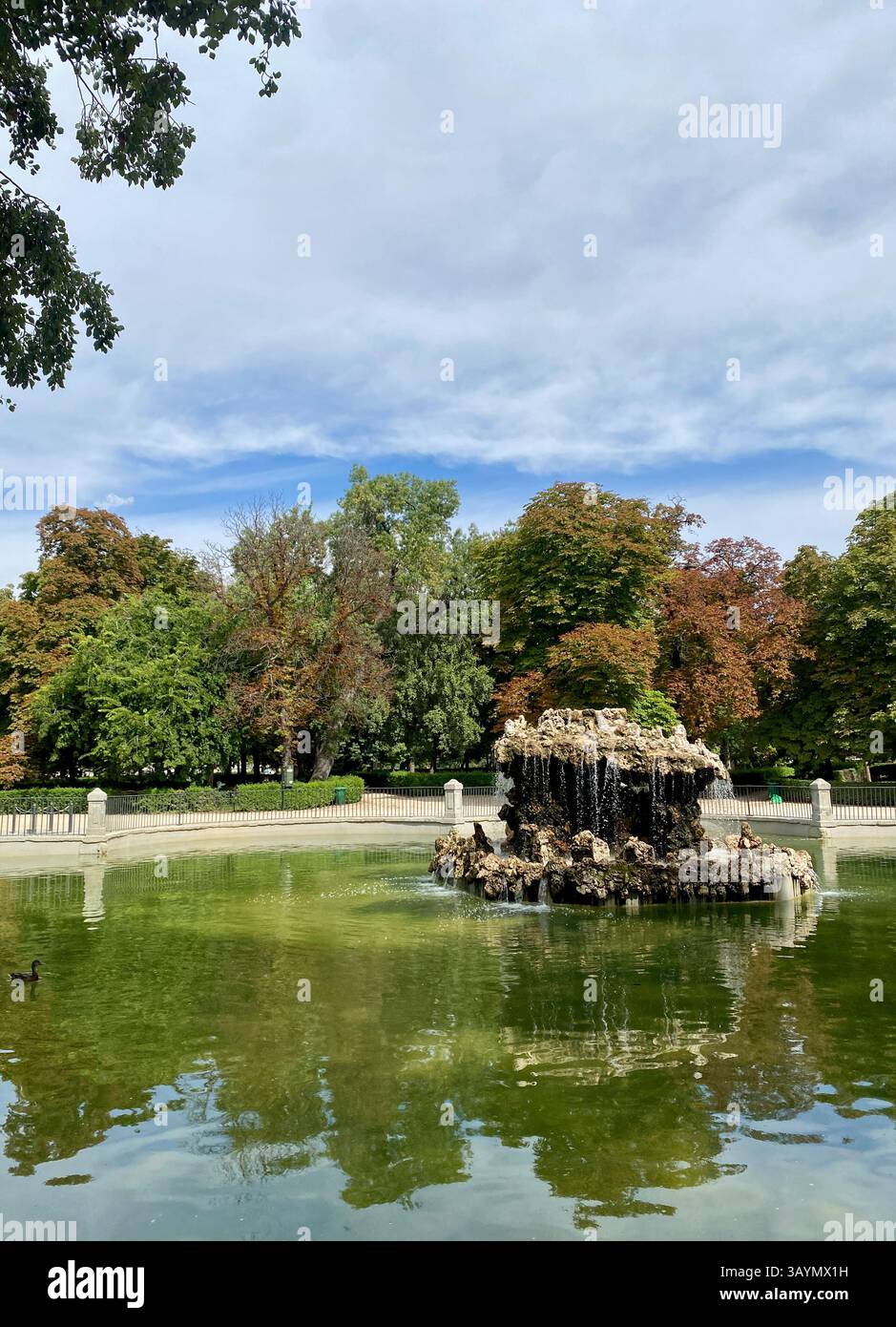 Parque del Retiro Fountain - The iconic fountain at Parque del Retiro ...