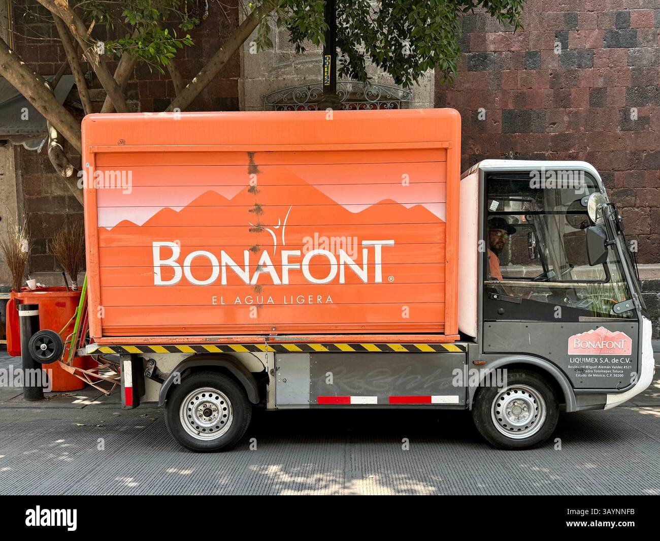 Water company truck hi-res stock photography and images - Alamy