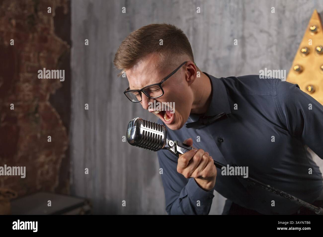 Sing microphone man hi-res stock photography and images - Alamy