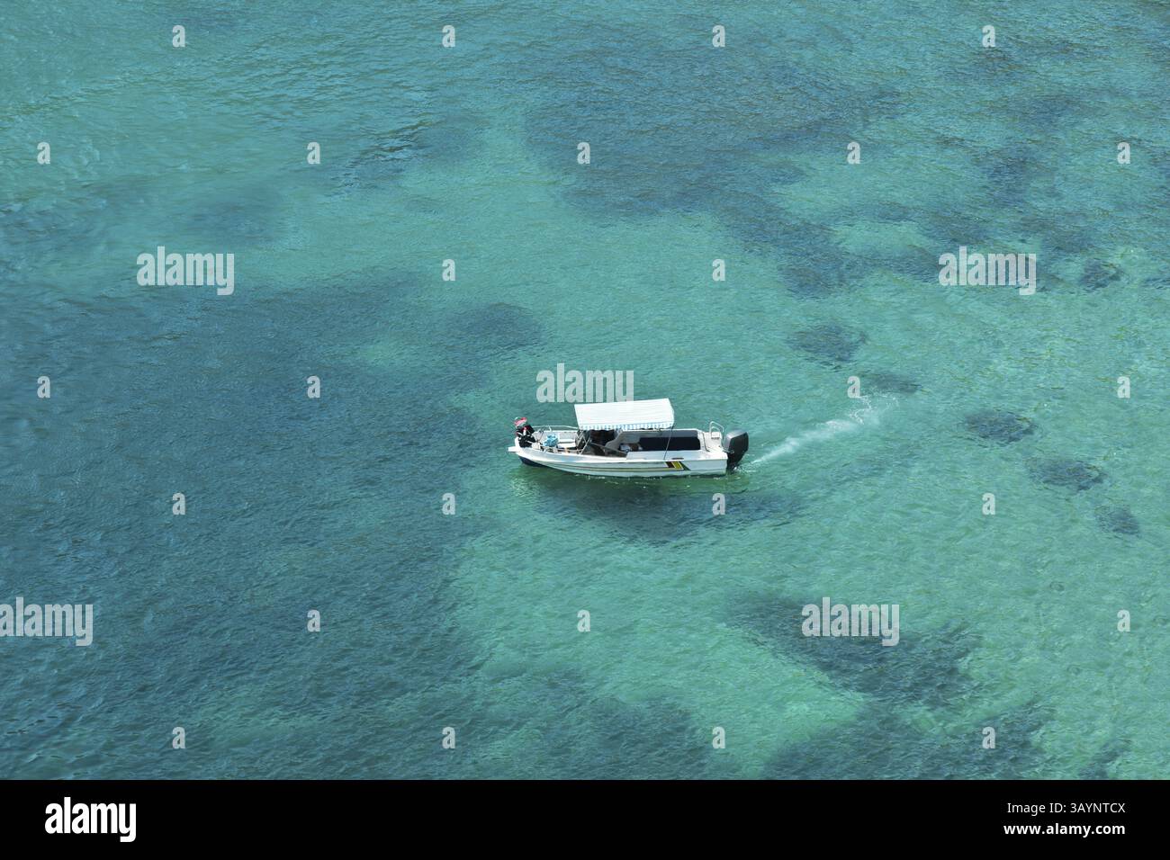 Speed boat sailing in the sea, top view Stock Photo - Alamy