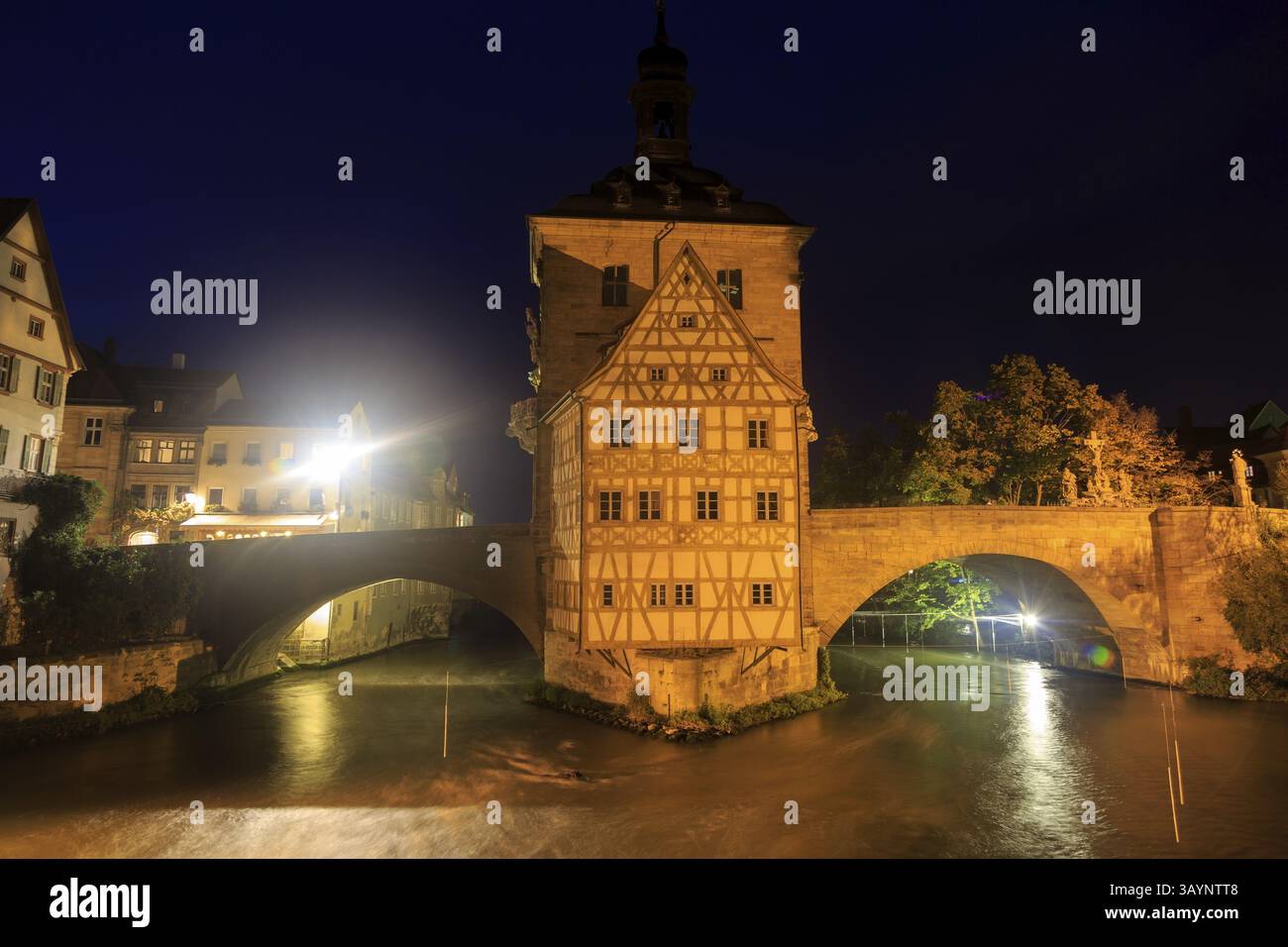 Obere bridge (bruecke) and Altes Rathaus at night in Bamberg ...