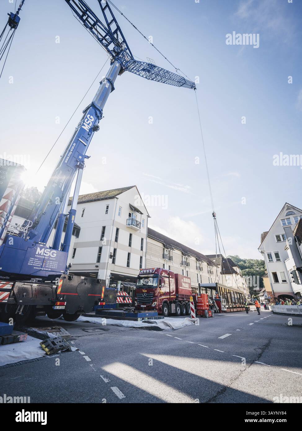 Large crane lifts hi-res stock photography and images - Alamy