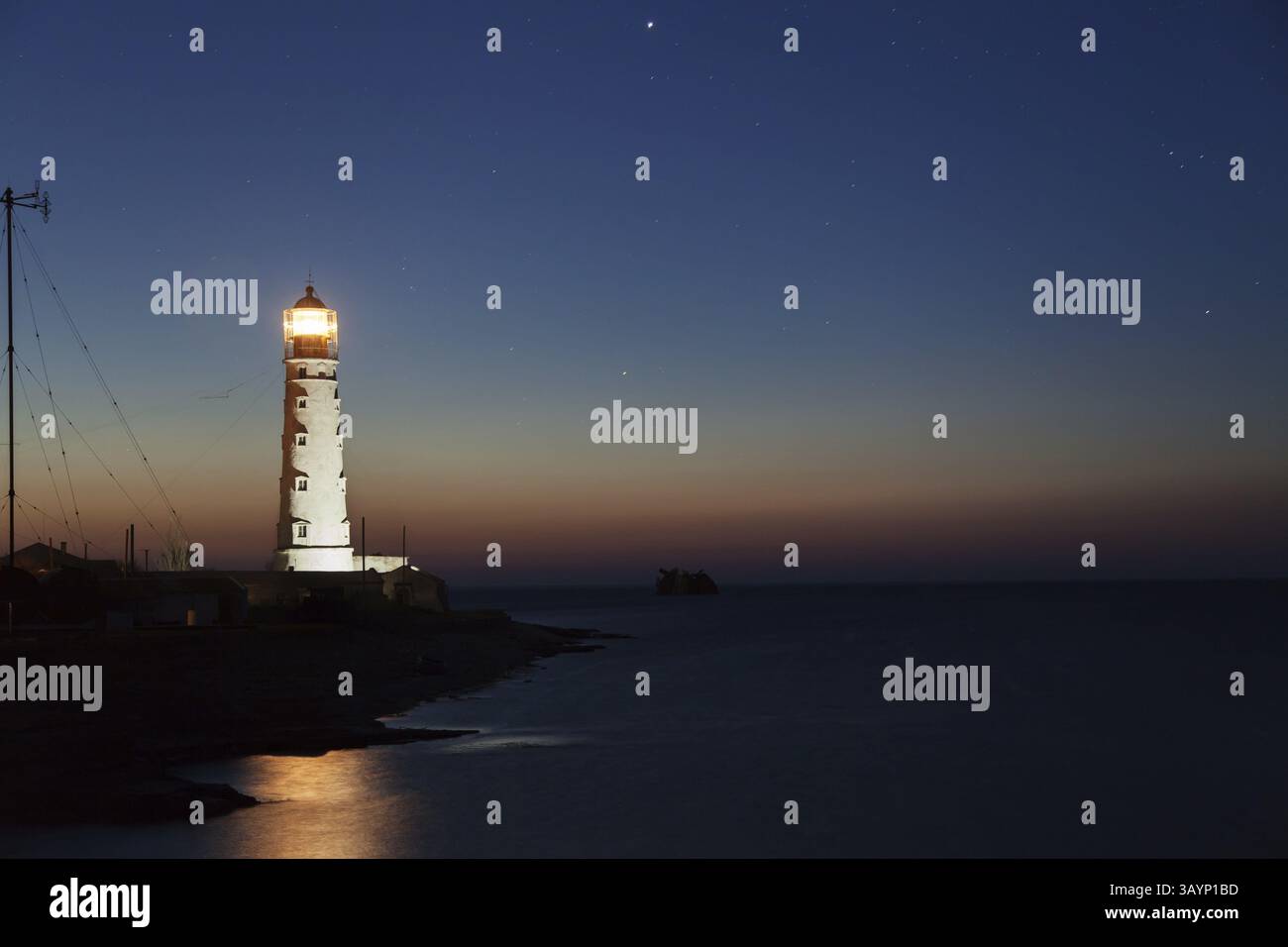 Lighthouse on water edge near hi-res stock photography and images - Alamy