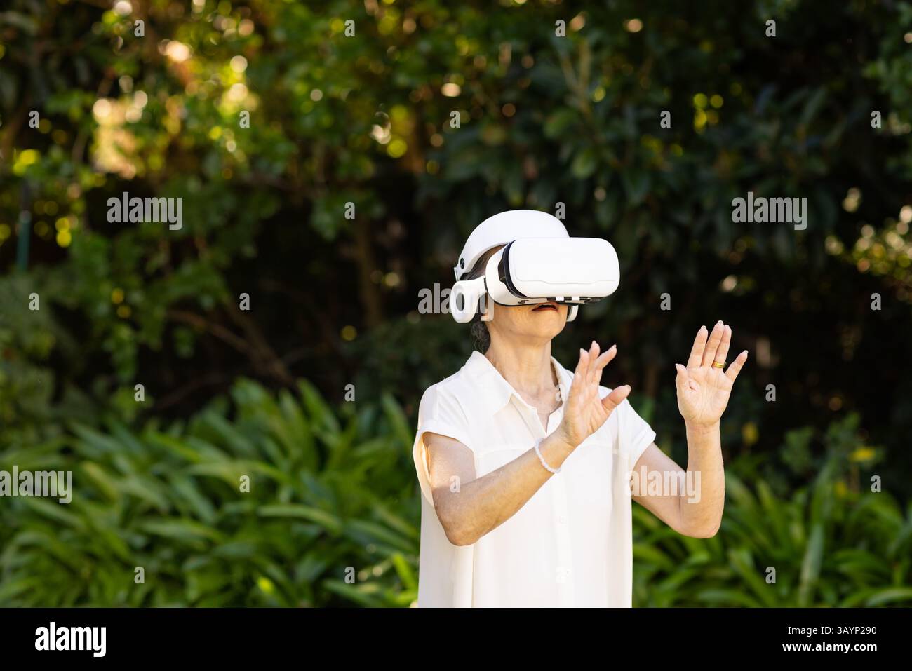 Elderly asian woman experiencing hi-res stock photography and images ...