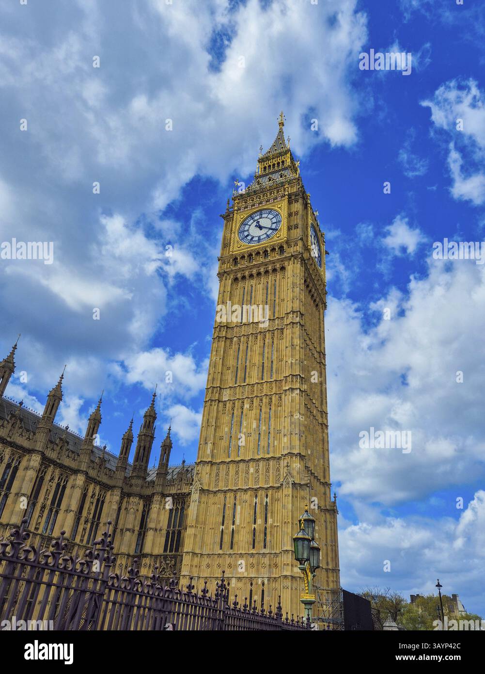The clock tower Big Ben rises into the blue sky above London ...