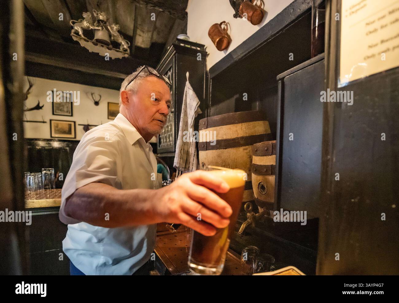 Frankfurt, Germany. 24th Mar, 2025. A staff member hands out fresh ...