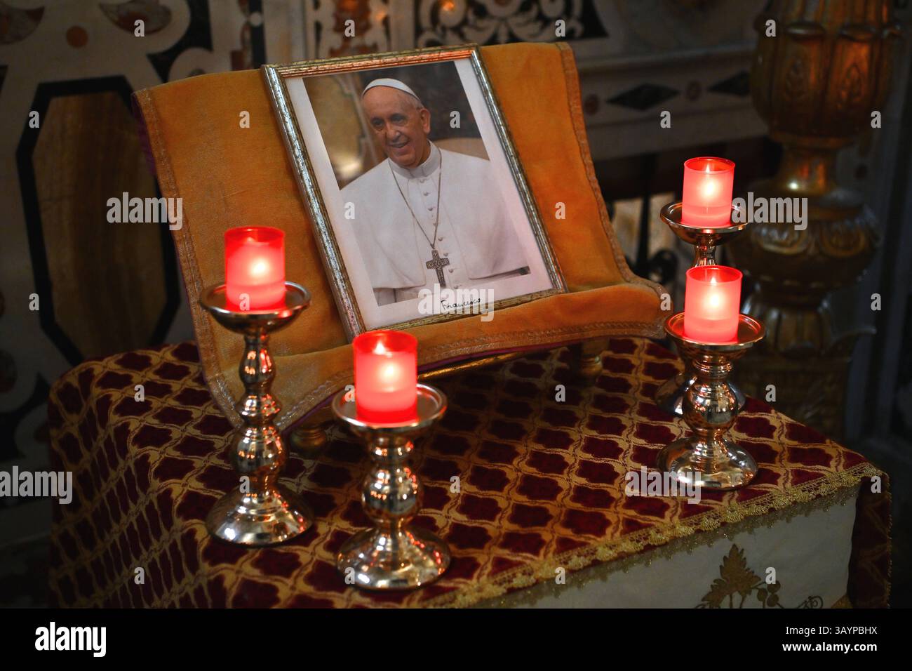 ITA: Pope Francis Dies At Easter Faithful pray for Pope Francis at the ...