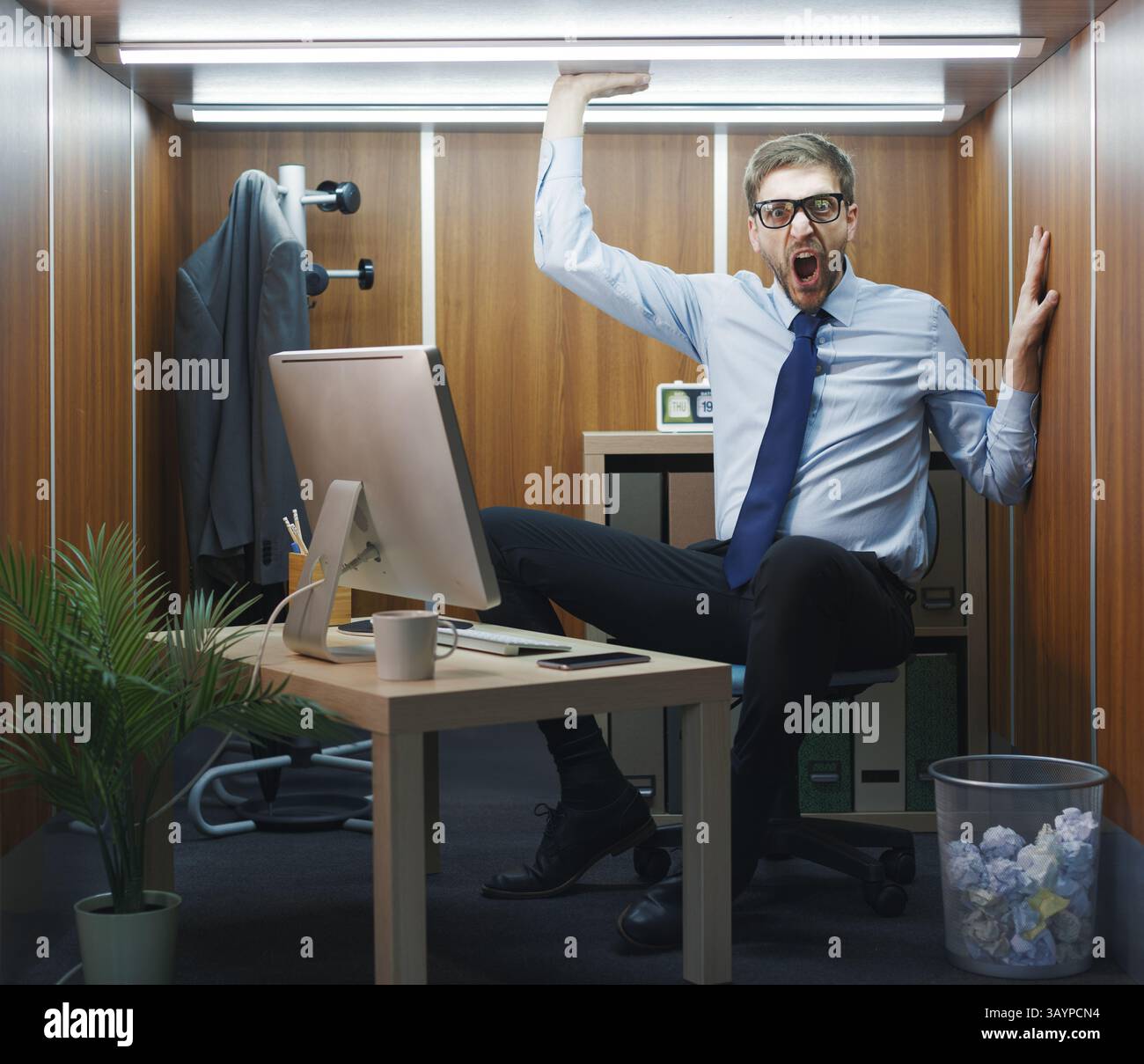 Claustrophobic workplace hi-res stock photography and images - Alamy