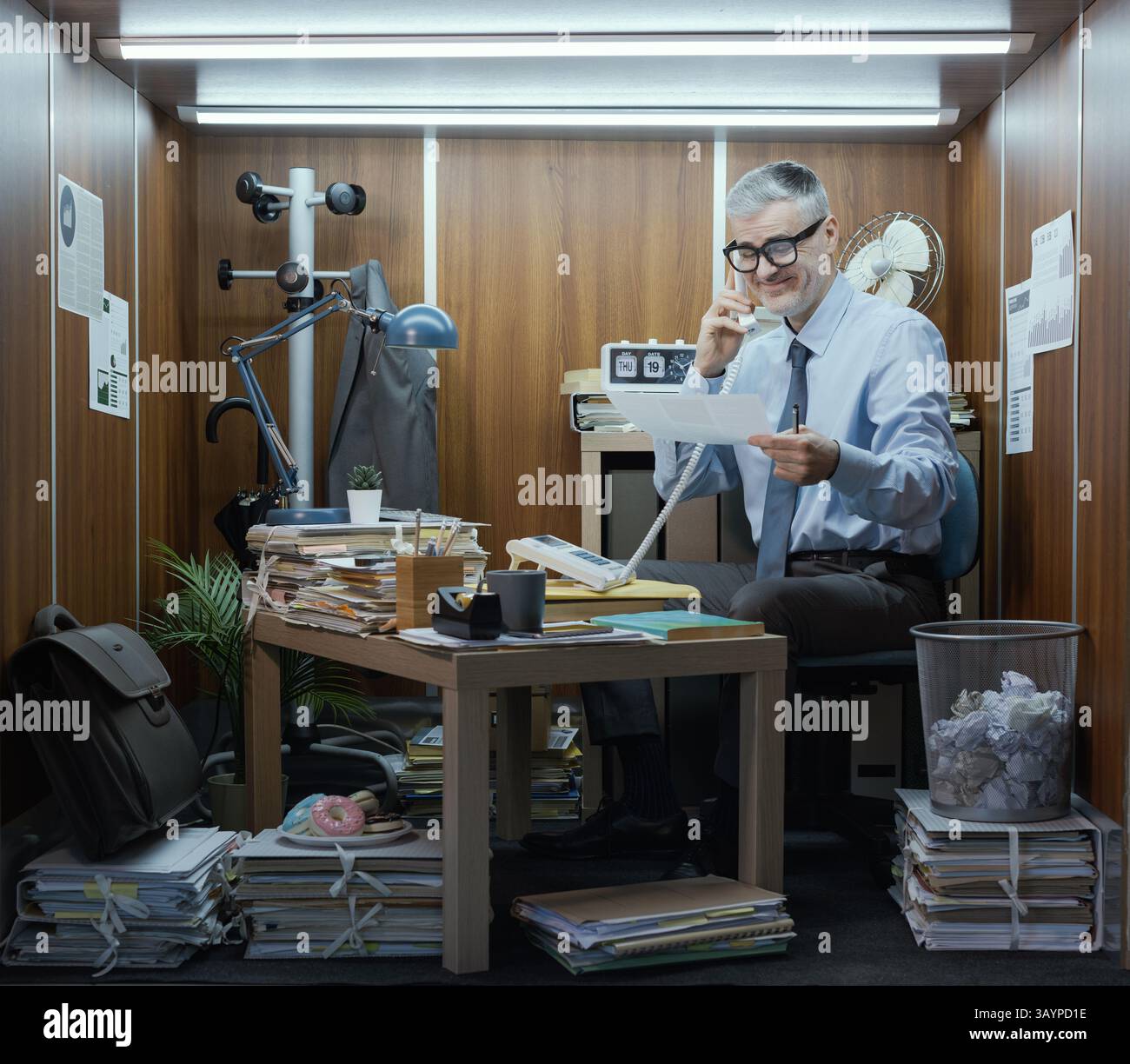 Cluttered office cubicle desk hi-res stock photography and images - Alamy