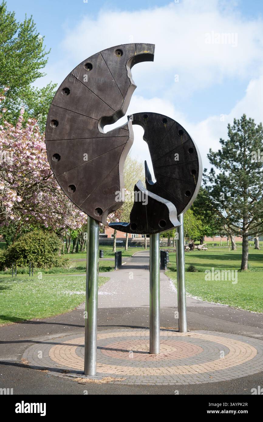 The Green Man Walking sculpture, Sanders Park, Bromsgrove ...