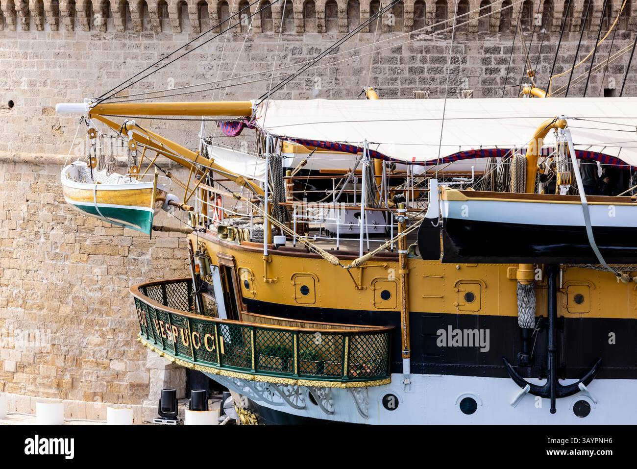 Particolare della poppa della nave scuola Amerigo Vespucci ancorata a ...