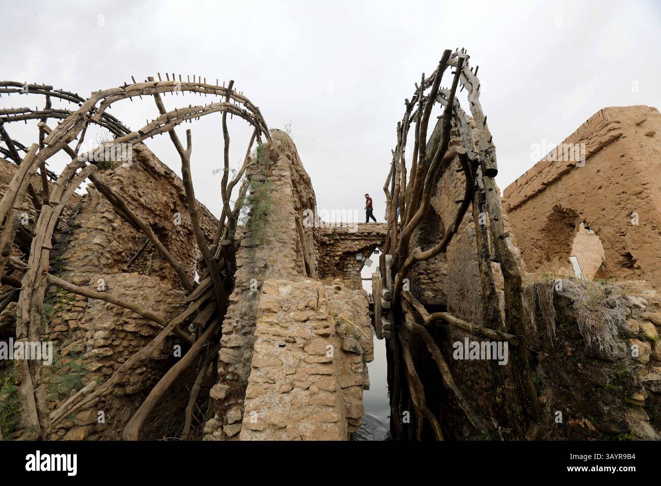 Anbar, Iraq. 21st Apr, 2025. A visitor views Iraqi traditional ...