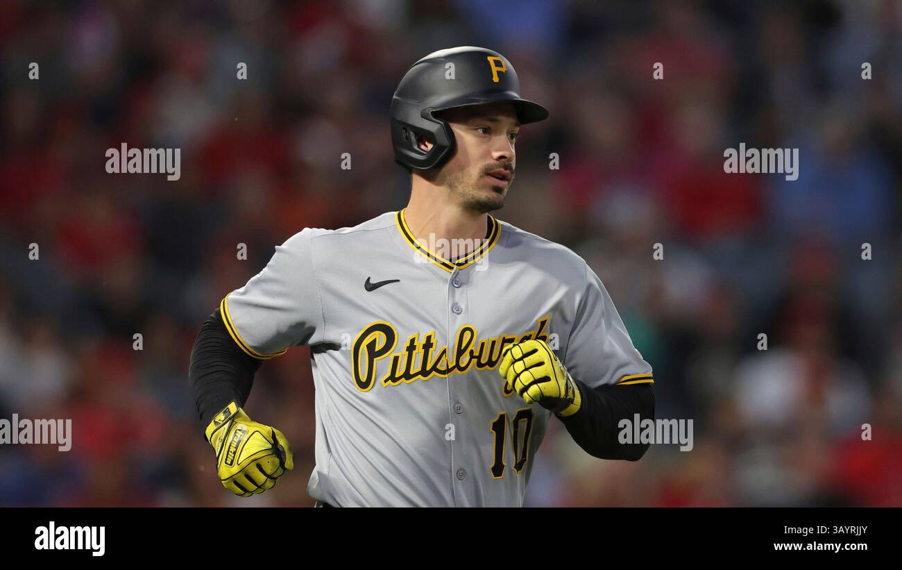 Pittsburgh Pirates' Bryan Reynolds (10) runs to first base after ...