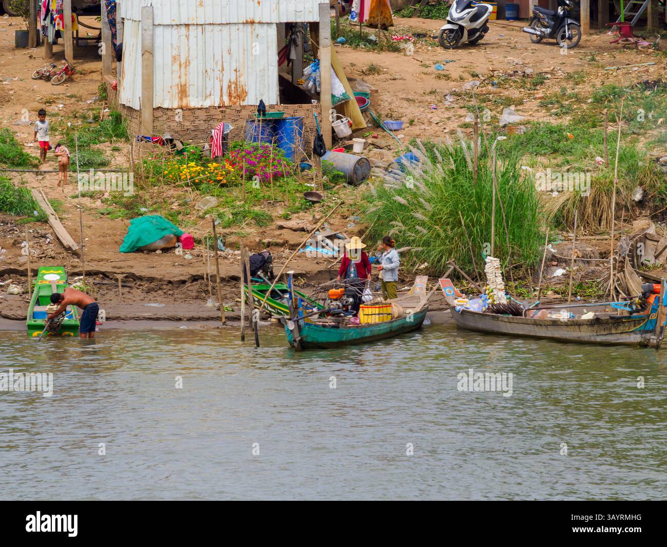 Life along the banks of the Mekong River, Tan Chaur Region, Vietnam ...