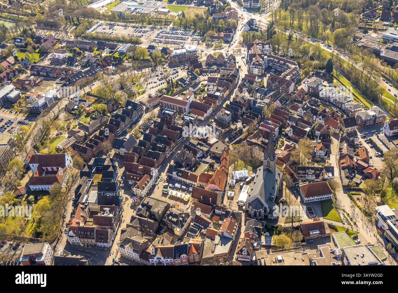 St. Christophorus Kirche in der Altstadt, historisches Rathaus am ...