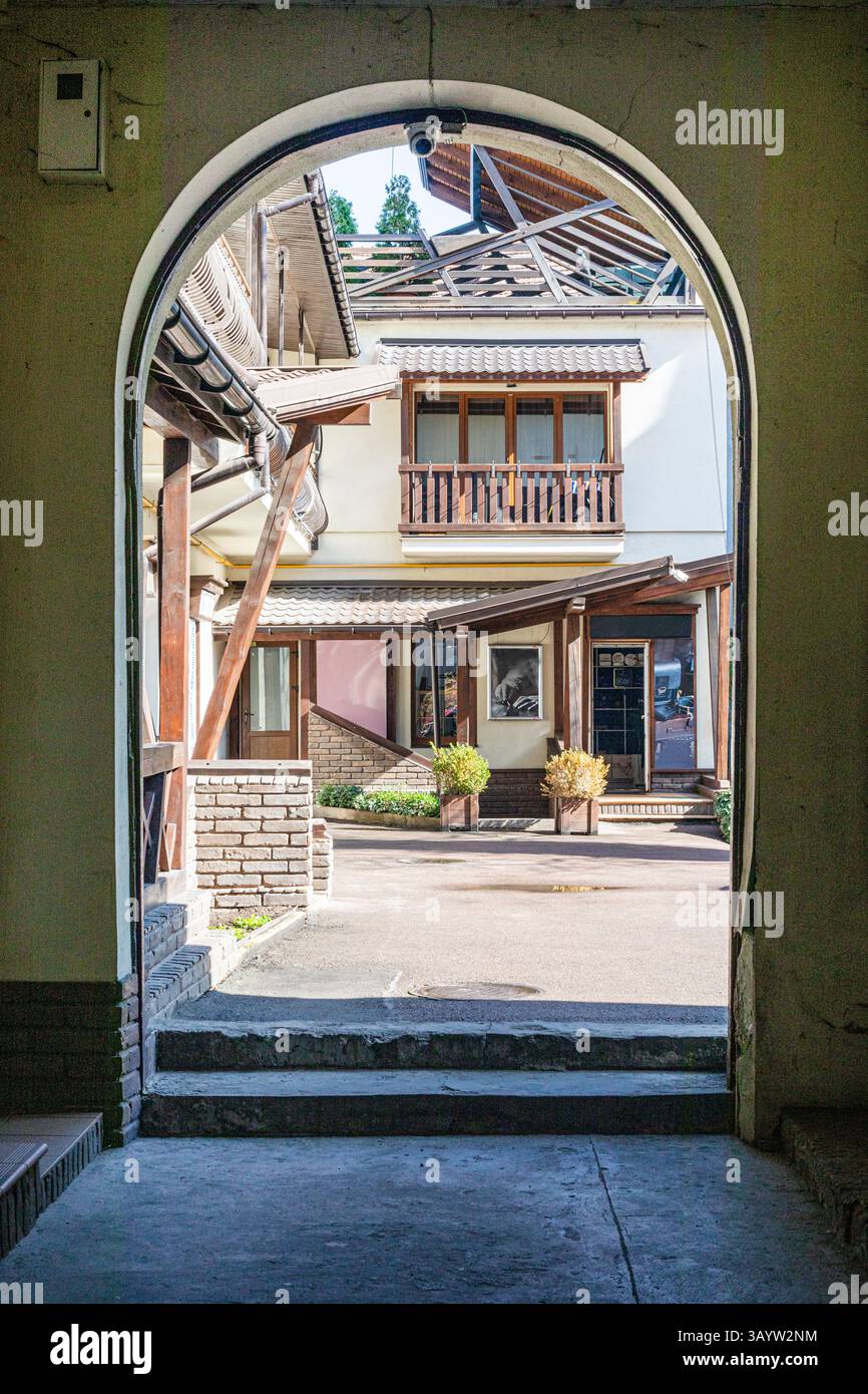 Through arch between houses hi-res stock photography and images - Alamy