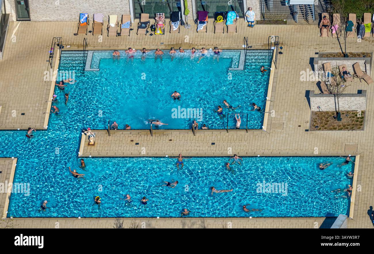 Luftbild, Solebad, Freibad Schwimmbad und Badegäste, Sonnenliegen ...