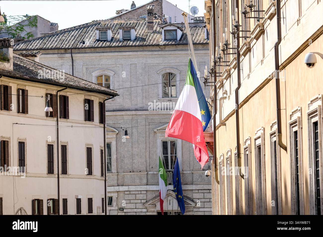 Roma, Italia. 23rd Apr, 2025. Bandiere a mezz'asta sul Senato in segno ...