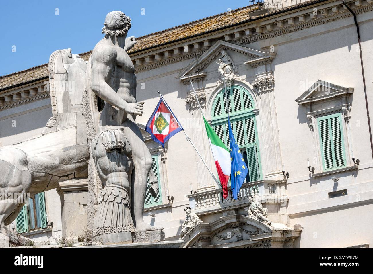 Roma, Italia. 23rd Apr, 2025. Bandiere a mezz'asta su Palazzo del ...