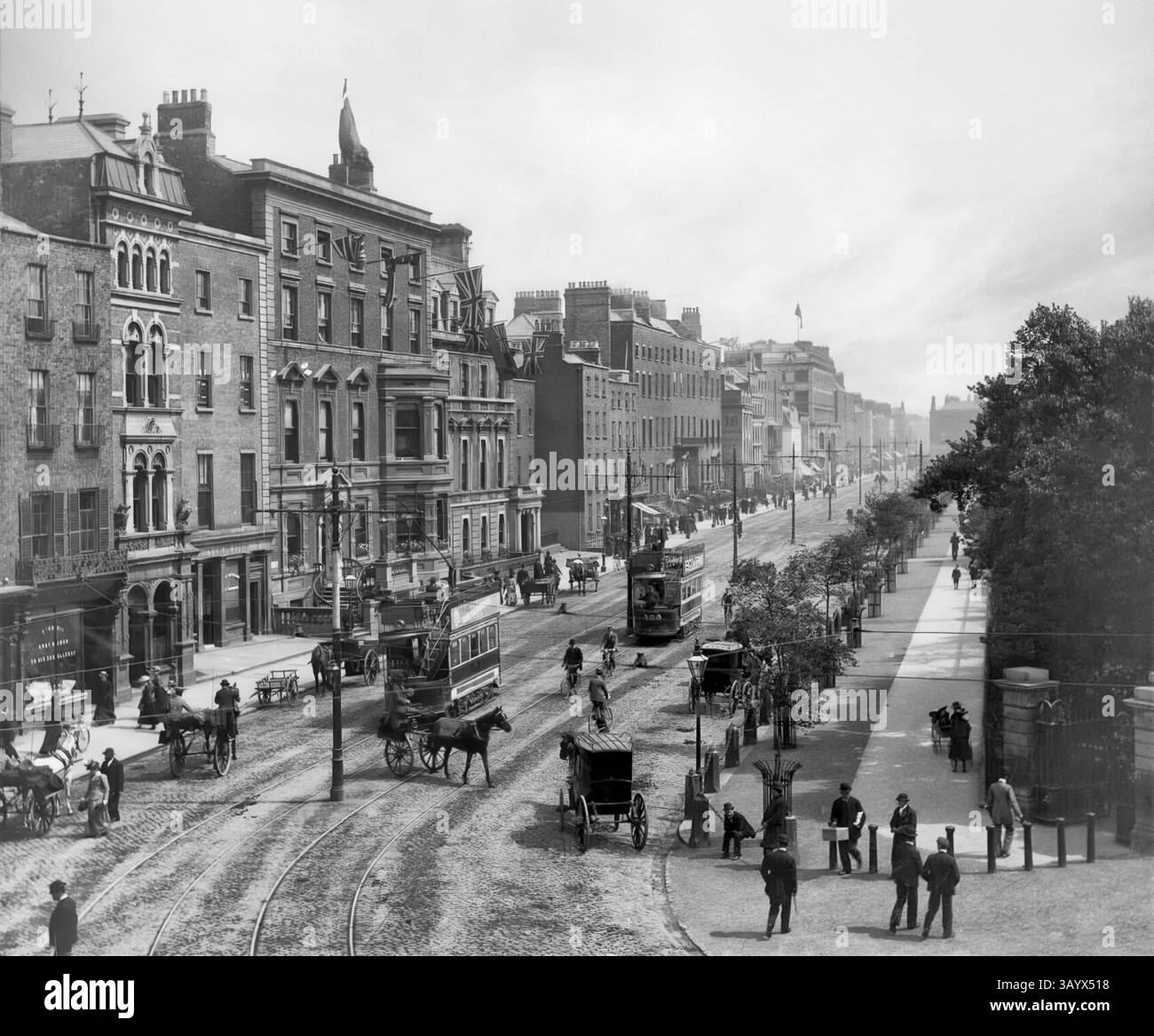 Side view from garden Black and White Stock Photos & Images - Alamy