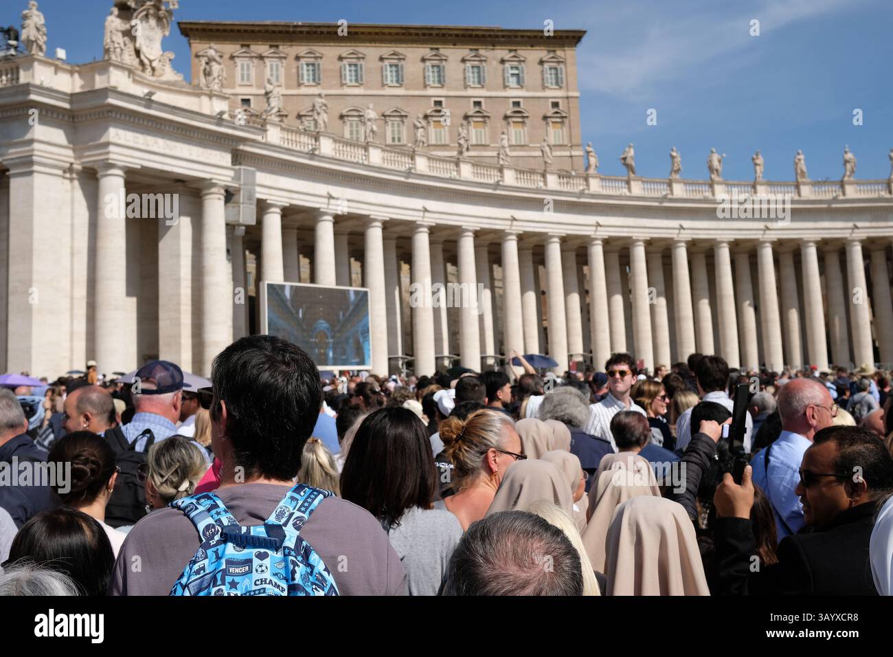 Vatican City, Vatican. 23rd April 2025. More than 20,000 queue to see ...