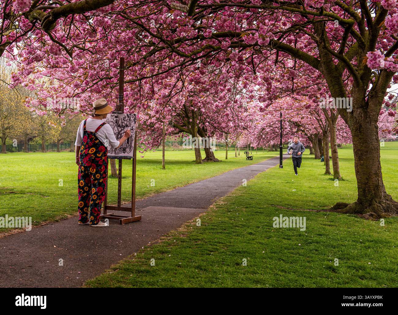 Harrogate, UK, 21st April 2025. Local painter Kim Coley drawing and ...