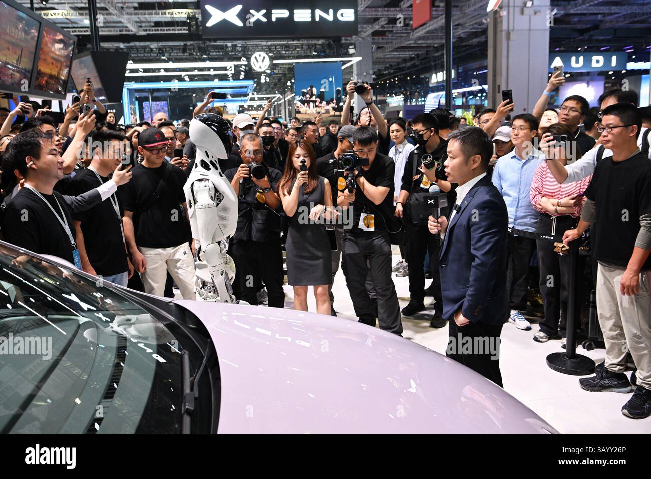 He Xiaopeng, the chairman of Xpeng Motors, interacted with the robot ...