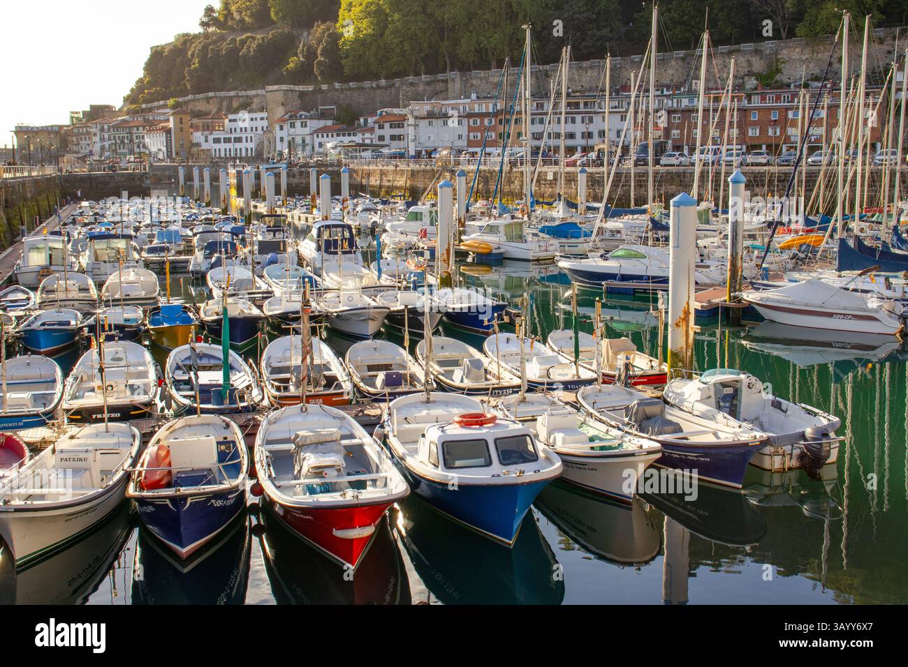 Elementos blancos hi-res stock photography and images - Alamy