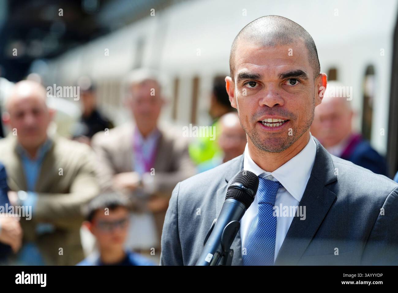 The King's Cup arrives in Seville from the hands of soccer players ...