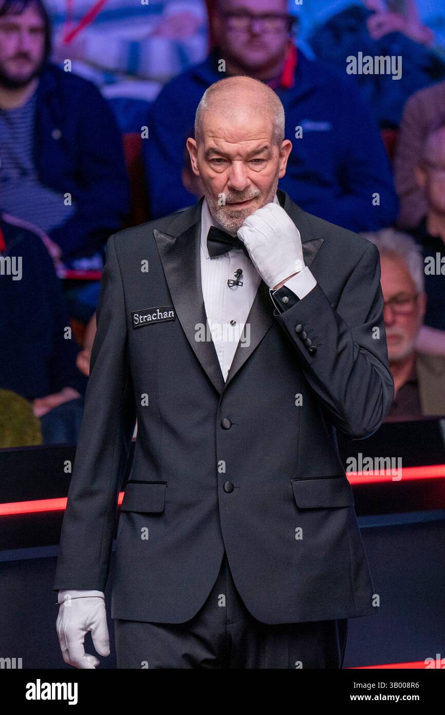 Snooker referee hi-res stock photography and images - Alamy