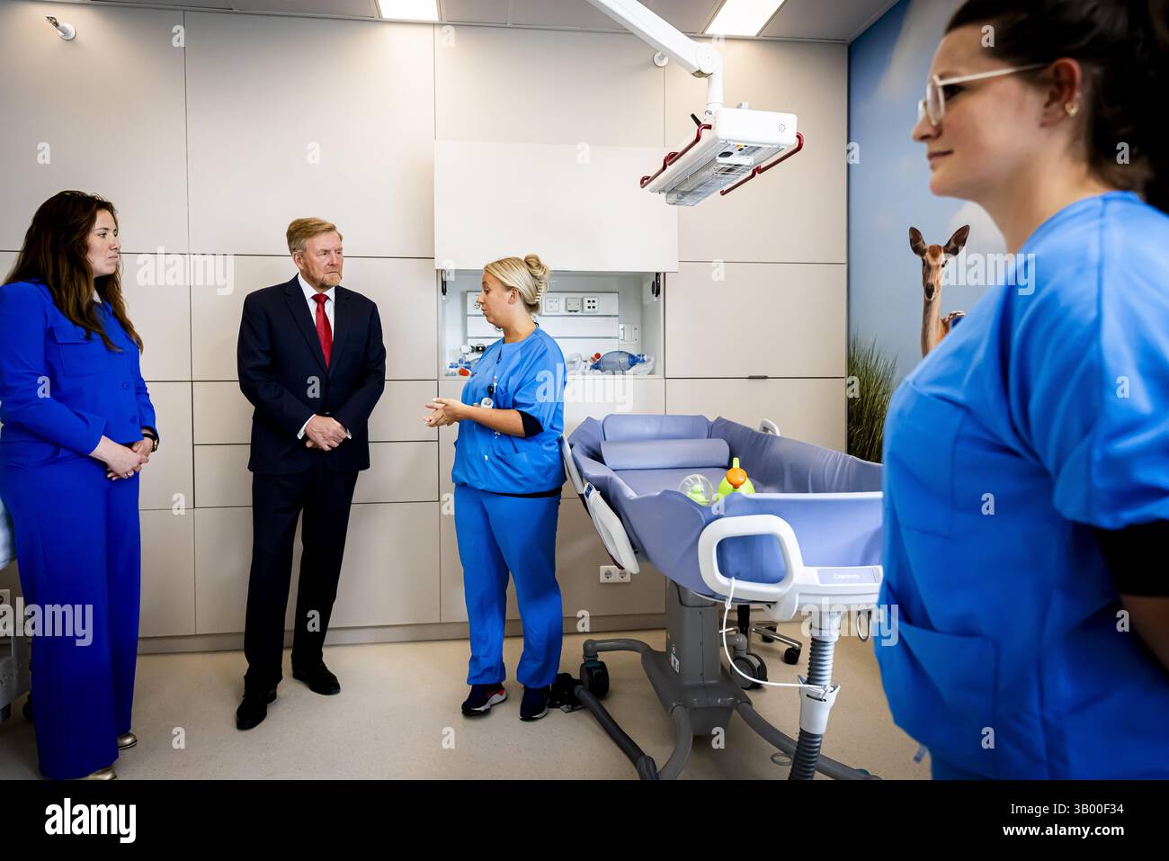 BEVERWIJK - King Willem-Alexander in an operating room during a visit ...