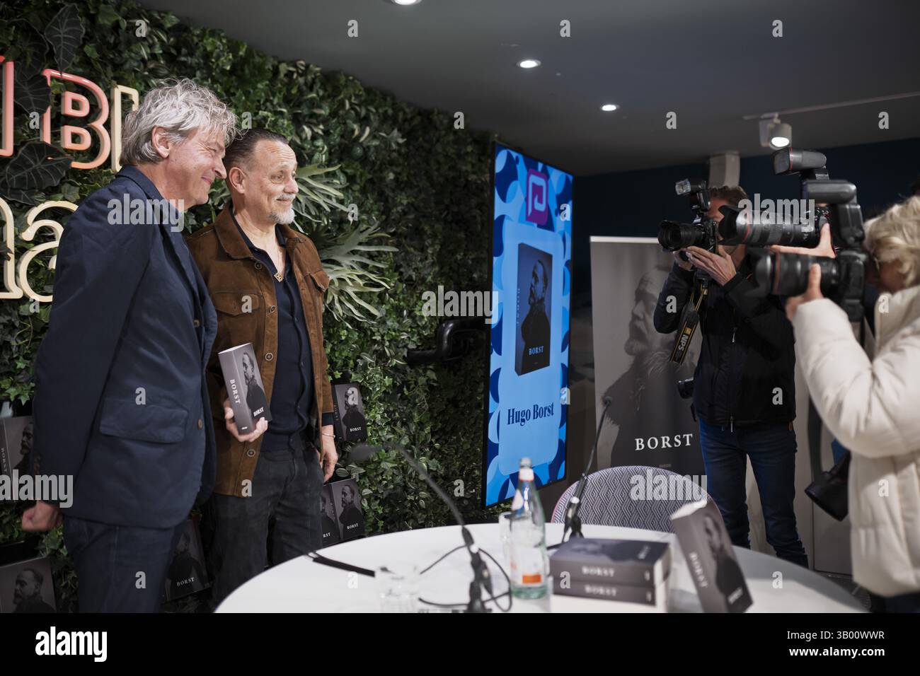 DEN HAAG - Soccer writer Hugo Borst (r) and Mathijs van Nieuwkerk (l ...