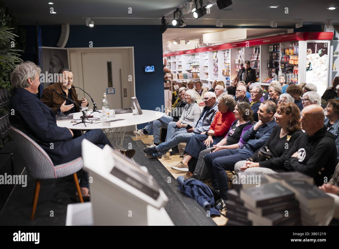 DEN HAAG - Soccer writer Hugo Borst (r) and Mathijs van Nieuwkerk (l ...
